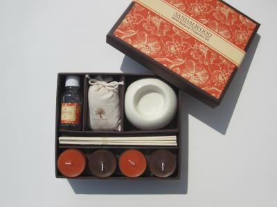 China Orange & Brown scented & assorted  tealight candle & round holder packed into gift box for sale