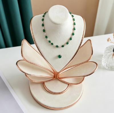China Custom Luxury Flower-shaped Jewelry Display Bust, Rose Gold Frame Velvet Necklace Stand, High-end Jewelry Shop Display Props for sale