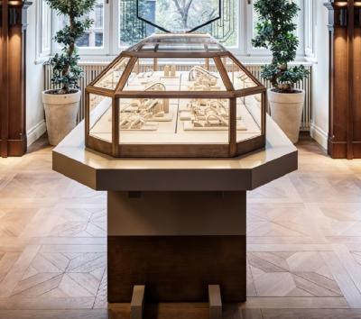 China Custom Vintage-Style Jewelry Display Showcase with Premium Solid Wood and Integrated LED Illumination for Luxury Stores for sale