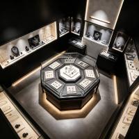 China Luxury Front Showcase with Tempered Glass and Solid Wood Construction Secure Lock with Key and Customized Shelf Dimensions for sale