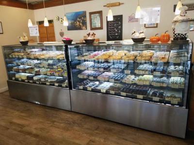 China Big Capacity Refrigerated Bakery Display Case Cabinets Freezer With Adjustable Shelves for sale