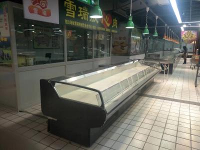 Cina Cima piana della vetrina del frigorifero dell'esposizione della carne fresca del supermercato aperta in vendita