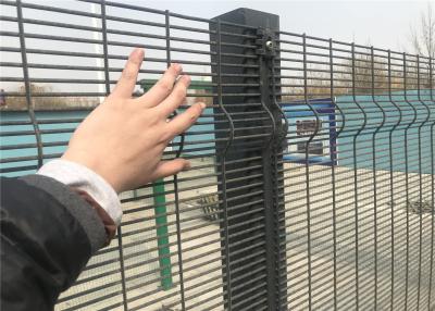 Cina Il recinto di filo metallico della saldatura di 358 alte sicurezze, polvere ha dipinto i pannelli RAL 6005, 9003, l'anti salita ed il taglio, 12.70mm x 76.20m del recinto della maglia in vendita