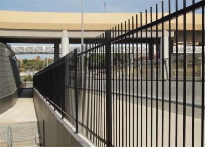 中国 Flat Top Tubular Steel Fence Panels 2100mm height x 2400mm Width Rails 40mm x 40mm upright 25mm x 25mm 販売のため