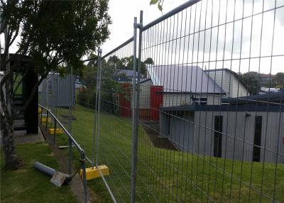 China temporary fence panels 2.1mx2.4m AS4687-2007 OD32mm PRE-GALVANIZED fencing panels HDPE base Te koop