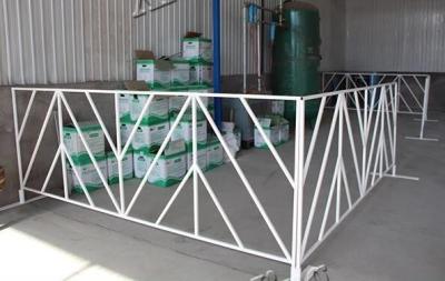 China sports portable US standard white powder coating crowd control barriers Te koop