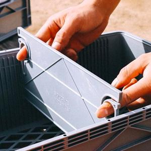 Hands demonstrating how the SIDIO dividers work to create compartments