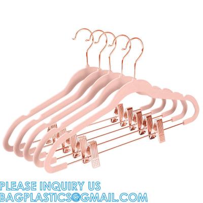 Cina Velvet Hanger 50 Pack Space Save Non-Slip Padded Rose Gold Hook Flocked White And Black Velvet Clothes Hangers in vendita
