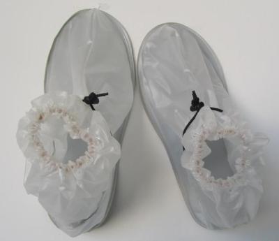Cina Le scarpe riutilizzabili comuni economiche del PVC di vendita calda eliminabile riguardano la copertura di plastica della scarpa di alta qualità per pioggia in vendita