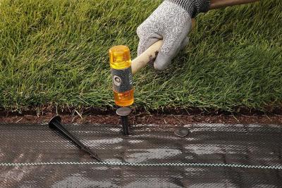Cina 6 x 33 feet Sheet Woven Weed Control Fabric - Stabilized Black Heavy Duty 3 oz/yd² Landscape Ground Cover Membrane in vendita