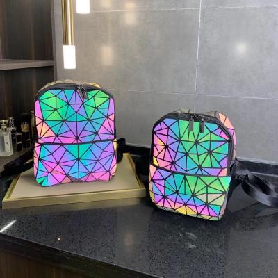 Cina Geometric Rhombic Luminous Color-Changing Material Student Schoolbag Korean Version Male And Female Couple Backpack in vendita