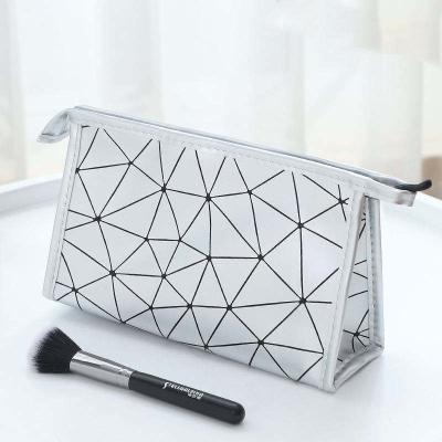 Cina Large Capacity Customized Pu Leather Rainbow Zipper Rhombus Geometric Makeup Cosmetic Bags For Makeup Artist in vendita