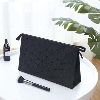 Cina Large Capacity Customized Pu Leather Rainbow Zipper Rhombus Geometric Makeup Cosmetic Bags For Makeup Artist in vendita