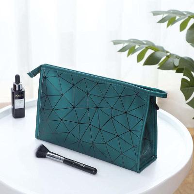 Cina Large Capacity Customized Pu Leather Rainbow Zipper Rhombus Geometric Makeup Cosmetic Bags For Makeup Artist in vendita