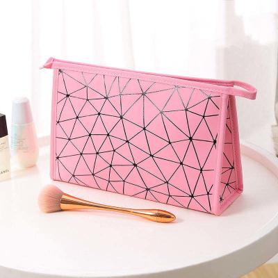 Cina Large Capacity Customized Pu Leather Rainbow Zipper Rhombus Geometric Makeup Cosmetic Bags For Makeup Artist in vendita