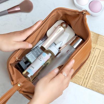 Cina Customized New Arrival Luxury Portable Pu Large White Leather Travel Toiletry Storage Makeup Cosmetic Bags With Logo in vendita