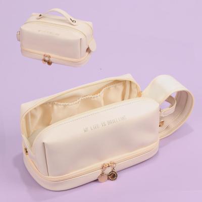 Cina Customized New Arrival Luxury Portable Pu Large White Leather Travel Toiletry Storage Makeup Cosmetic Bags With Logo in vendita