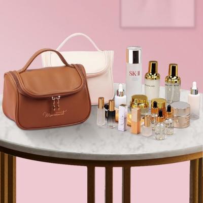 Cina Customized New Arrival Luxury Portable Pu Large White Leather Travel Toiletry Storage Makeup Cosmetic Bags With Logo in vendita