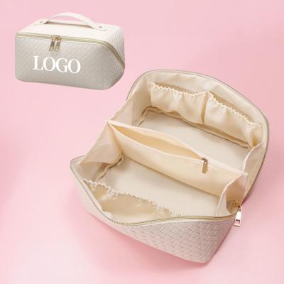 Cina Customized New Arrival Luxury Portable Pu Large White Leather Travel Toiletry Storage Makeup Cosmetic Bags With Logo in vendita
