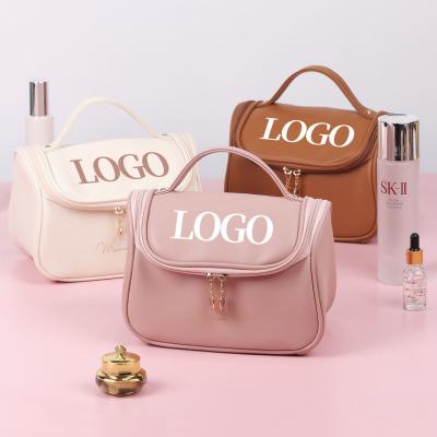 Cina Customized New Arrival Luxury Portable Pu Large White Leather Travel Toiletry Storage Makeup Cosmetic Bags With Logo in vendita
