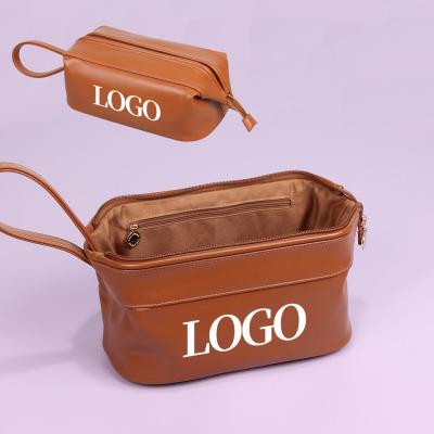 Cina Customized New Arrival Luxury Portable Pu Large White Leather Travel Toiletry Storage Makeup Cosmetic Bags With Logo in vendita