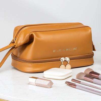 Cina Customized New Arrival Luxury Portable Pu Large White Leather Travel Toiletry Storage Makeup Cosmetic Bags With Logo in vendita