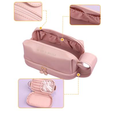 Cina Customized New Arrival Luxury Portable Pu Large White Leather Travel Toiletry Storage Makeup Cosmetic Bags With Logo in vendita