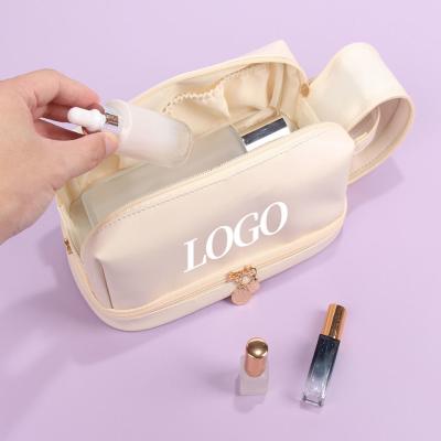 Cina Customized New Arrival Luxury Portable Pu Large White Leather Travel Toiletry Storage Makeup Cosmetic Bags With Logo in vendita