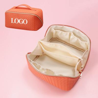 Cina Customized New Arrival Luxury Portable Pu Large White Leather Travel Toiletry Storage Makeup Cosmetic Bags With Logo in vendita