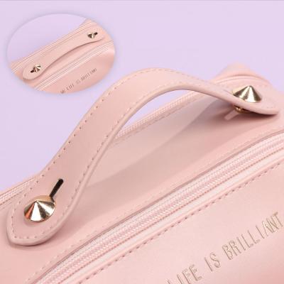 Cina Customized New Arrival Luxury Portable Pu Large White Leather Travel Toiletry Storage Makeup Cosmetic Bags With Logo in vendita