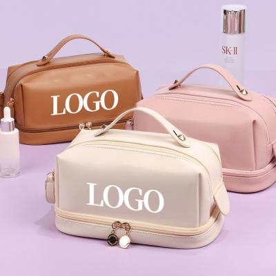 Cina Customized New Arrival Luxury Portable Pu Large White Leather Travel Toiletry Storage Makeup Cosmetic Bags With Logo in vendita