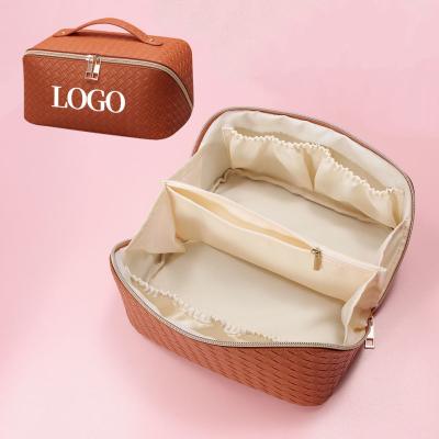 Cina Customized New Arrival Luxury Portable Pu Large White Leather Travel Toiletry Storage Makeup Cosmetic Bags With Logo in vendita