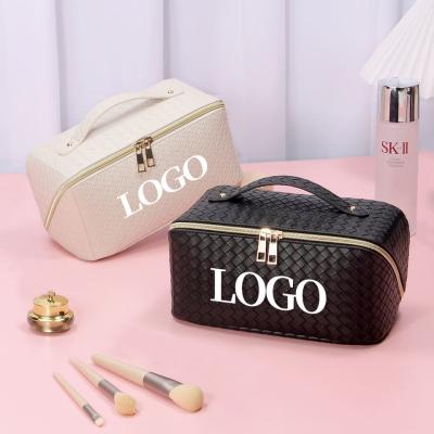 Cina Customized New Arrival Luxury Portable Pu Large White Leather Travel Toiletry Storage Makeup Cosmetic Bags With Logo in vendita
