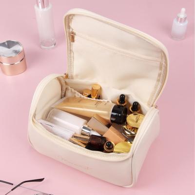 Cina Customized New Arrival Luxury Portable Pu Large White Leather Travel Toiletry Storage Makeup Cosmetic Bags With Logo in vendita