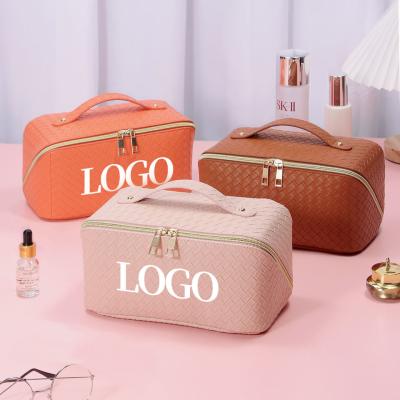 Cina Customized New Arrival Luxury Portable Pu Large White Leather Travel Toiletry Storage Makeup Cosmetic Bags With Logo in vendita