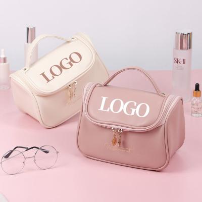 Cina Customized New Arrival Luxury Portable Pu Large White Leather Travel Toiletry Storage Makeup Cosmetic Bags With Logo in vendita