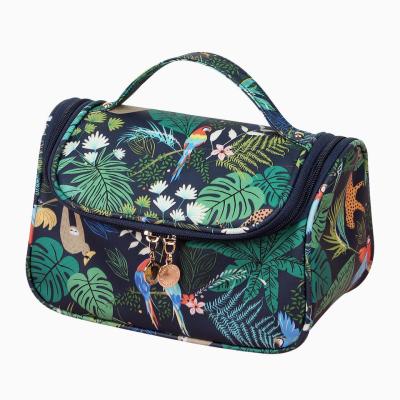 Cina Customized New Arrival Luxury Portable Pu Large White Leather Travel Toiletry Storage Makeup Cosmetic Bags With Logo in vendita