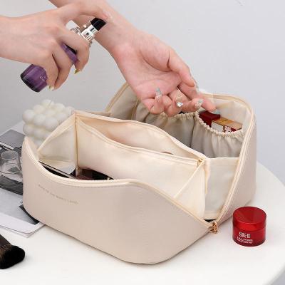 Cina Large Capacity Travel Cosmetic Bags Multifunctional Storage Makeup Bag PU Leather Makeup Bag in vendita