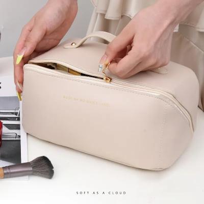 Cina Large Capacity Travel Cosmetic Bags Multifunctional Storage Makeup Bag PU Leather Makeup Bag in vendita