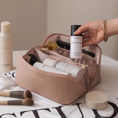 Cina Large Capacity Travel Cosmetic Bags Multifunctional Storage Makeup Bag PU Leather Makeup Bag in vendita