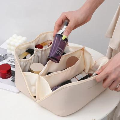 Cina Large Capacity Travel Cosmetic Bags Multifunctional Storage Makeup Bag PU Leather Makeup Bag in vendita