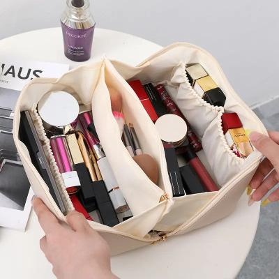 Cina Large Capacity Travel Cosmetic Bags Multifunctional Storage Makeup Bag PU Leather Makeup Bag in vendita