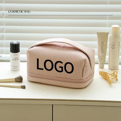 Cina Custom Wholesale Double Layer PU Luxury High-End Travel Makeup Case Organizer Cosmetic Bags For Women in vendita