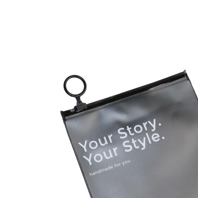 Cina Customized Brand Logo Fashion Mobile Phone Case For IPhone Mobile Phone Charging Line PVC Plastic Packaging in vendita
