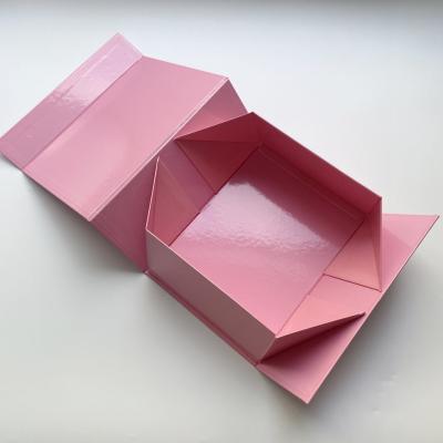 Cina Custom Luxury Glossy Pink Package Folding Paper Box Magnetic Foldable Gift Box With Magnetic Lid in vendita