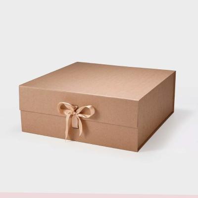 Cina Custom Luxury Glossy Pink Package Folding Paper Box Magnetic Foldable Gift Box With Magnetic Lid in vendita