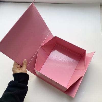 Cina Custom Luxury Glossy Pink Package Folding Paper Box Magnetic Foldable Gift Box With Magnetic Lid in vendita