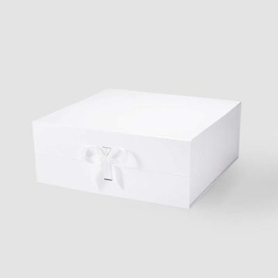 Cina Custom Luxury Glossy Pink Package Folding Paper Box Magnetic Foldable Gift Box With Magnetic Lid in vendita