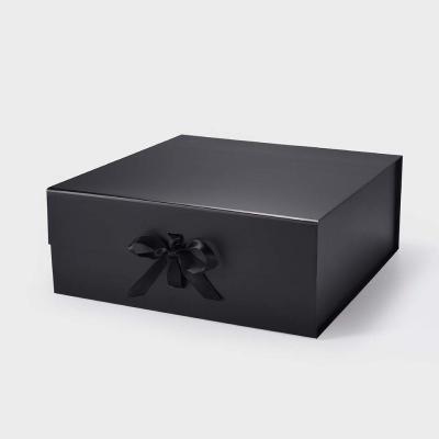 Cina Custom Luxury Glossy Pink Package Folding Paper Box Magnetic Foldable Gift Box With Magnetic Lid in vendita