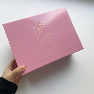 Cina Custom Luxury Glossy Pink Package Folding Paper Box Magnetic Foldable Gift Box With Magnetic Lid in vendita